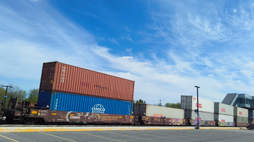 BNSF 239664 (5 Section Well Car Altogther)